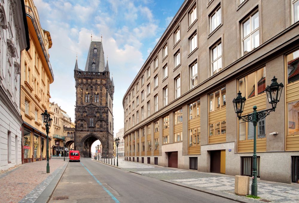 A Step-by-Step Guide to Exploring the Enchanting Prague Castle – Wine ...